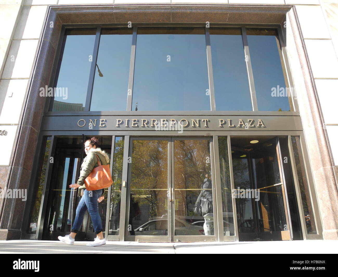 New York, USA. 27th Oct, 2016. The entrance to the office building ...