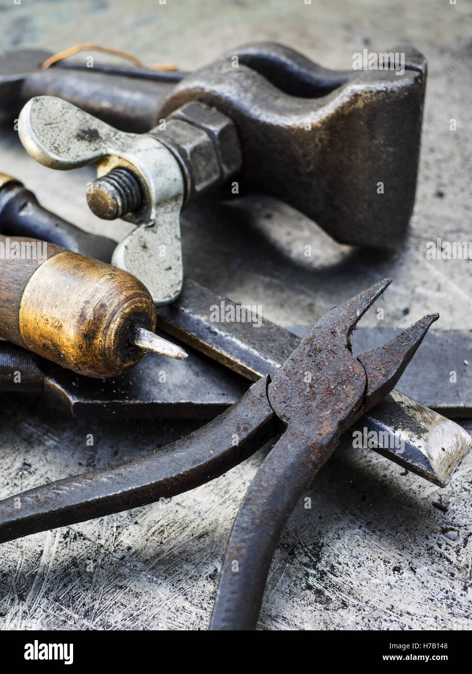 Old rusty small tools on metal background. 3rd Nov, 2016. Selective ...