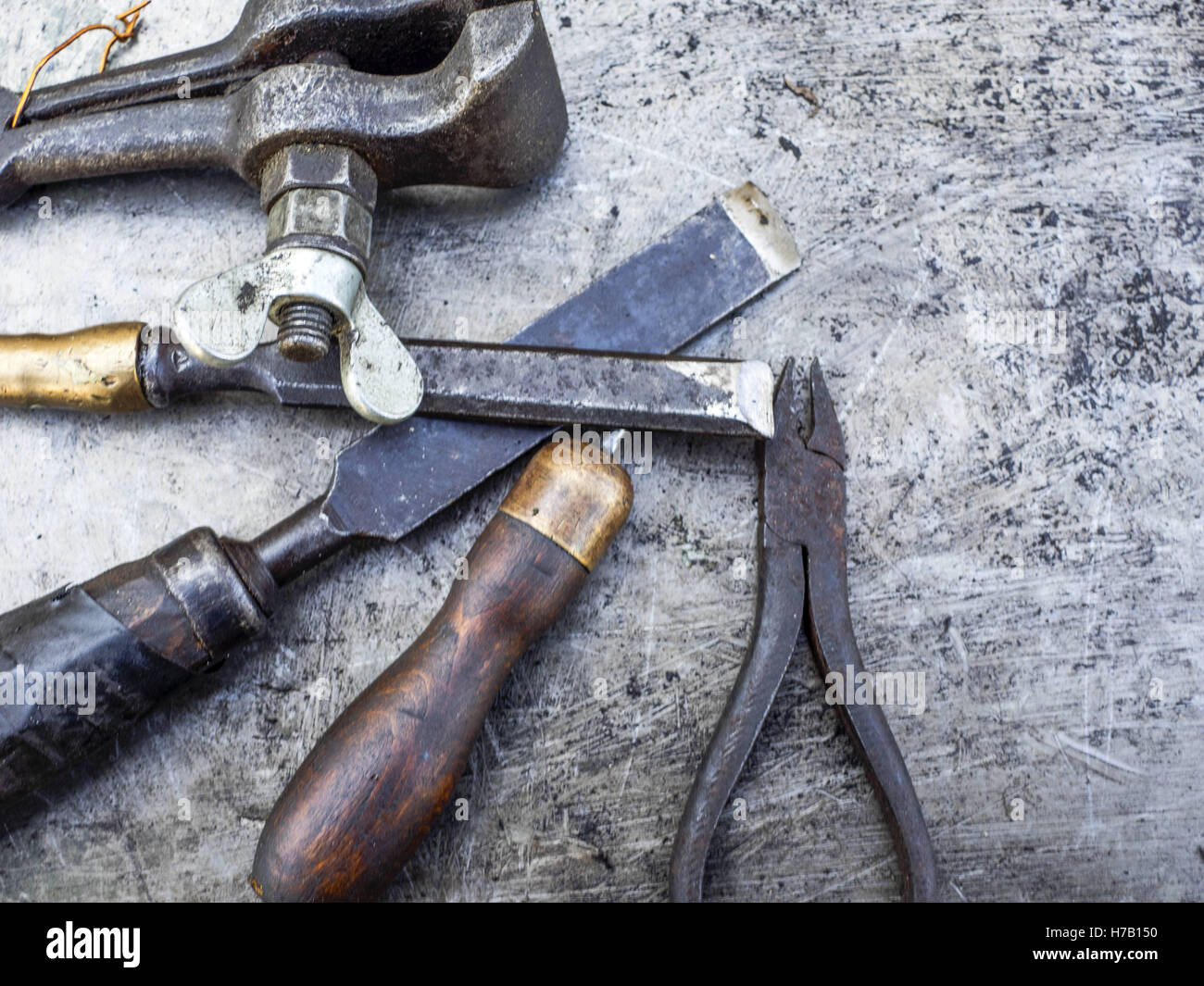 Old rusty small tools on metal background. 3rd Nov, 2016. Selective ...