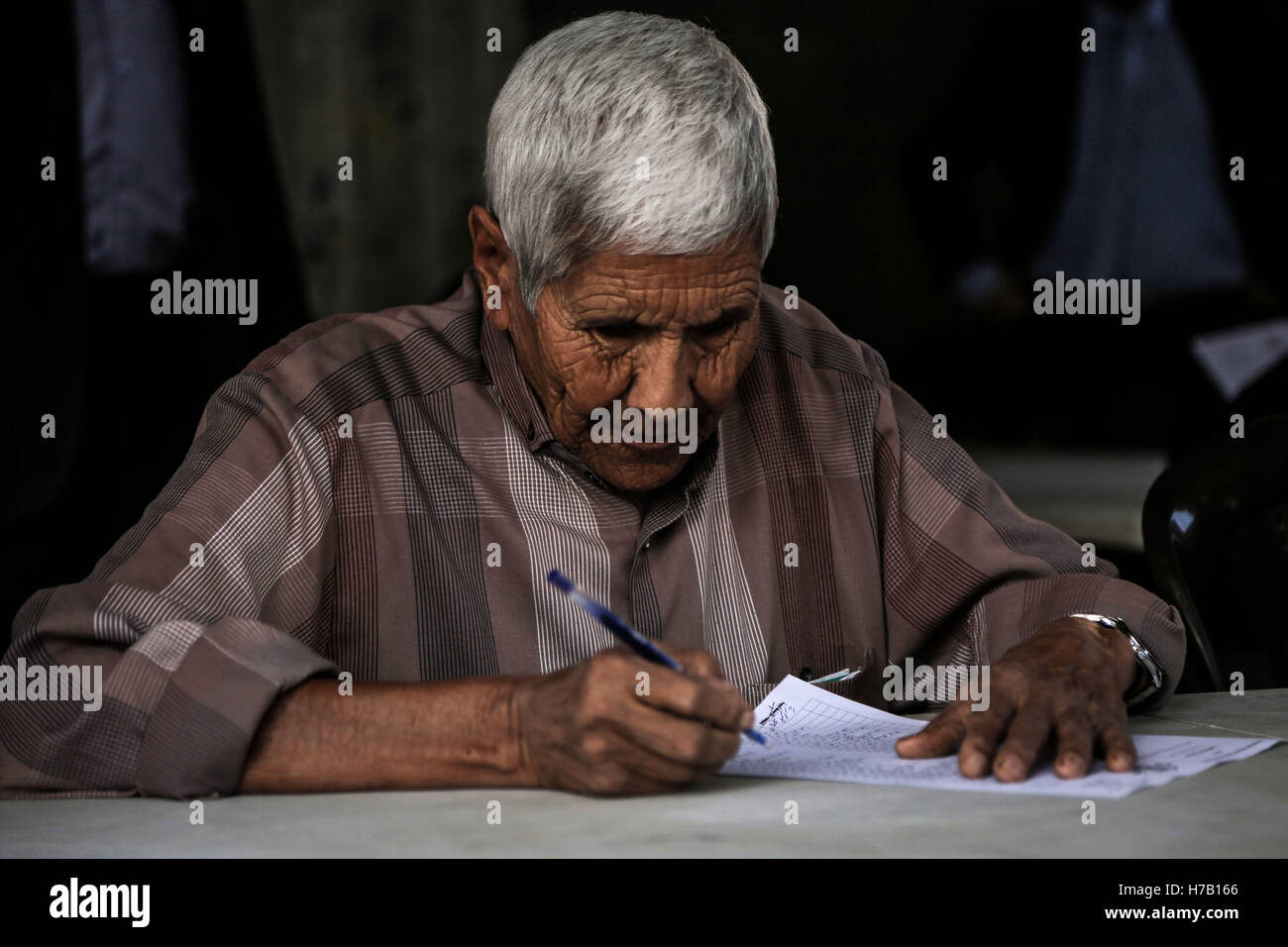 Beit Lahiya, The Gaza Strip, Palestine. 2nd Nov, 2016. Member of fatah ...