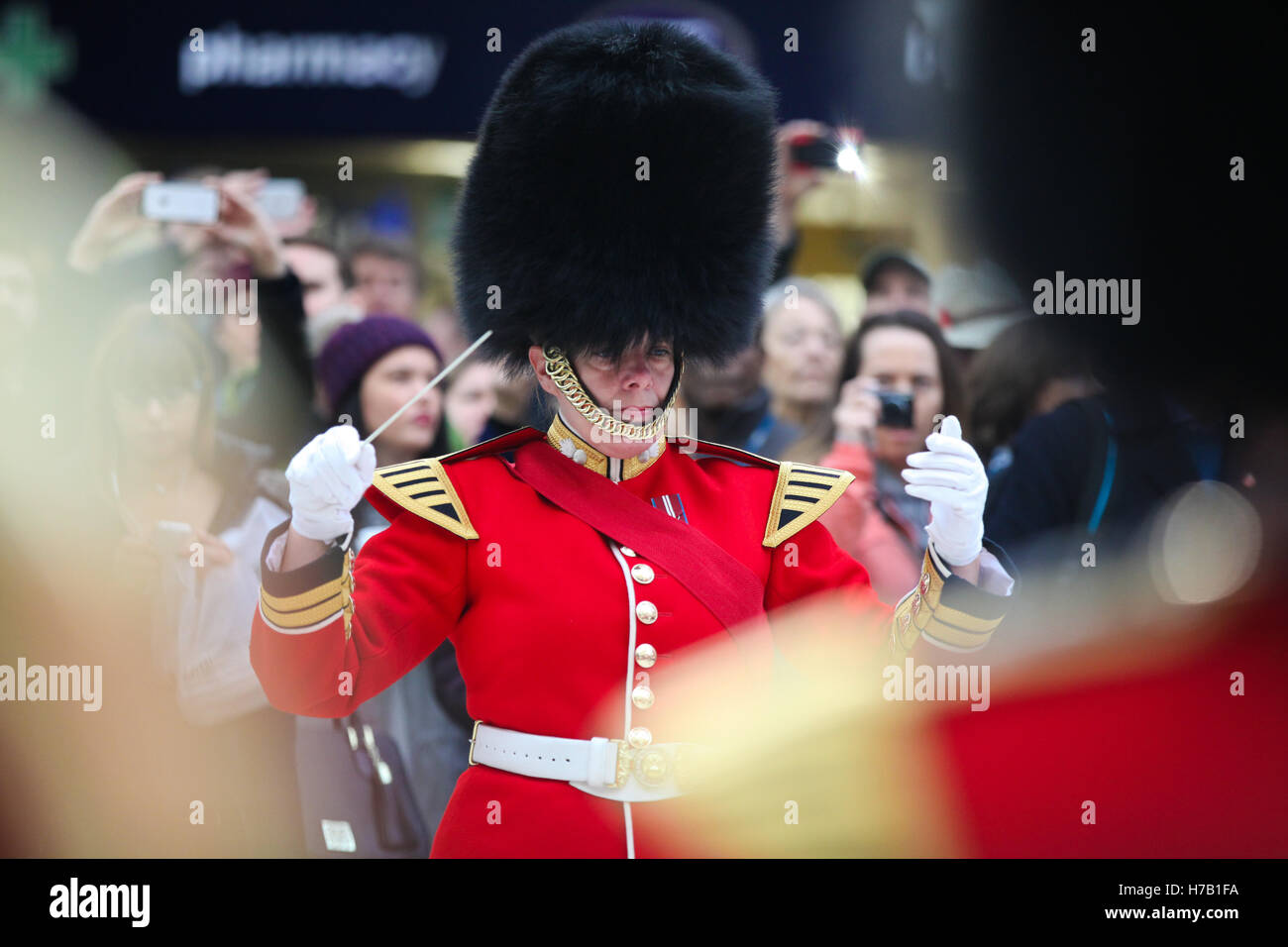 Members of the grenadier guards hi-res stock photography and images - Alamy