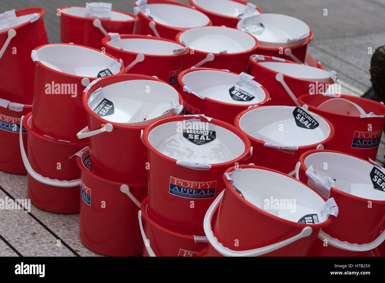 London, UK. 3rd Nov, 2016. London Poppy Appeal launch,Poppy collecting ...