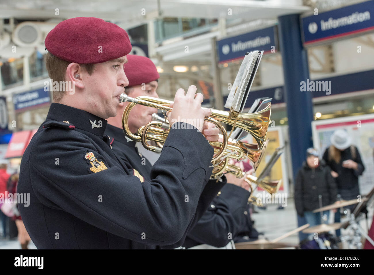 London, UK. 3rd Nov, 2016. London Poppy Appeal lauch Parachute Regiment ...