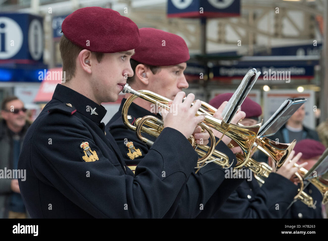 Parachute regiment band hi-res stock photography and images - Alamy