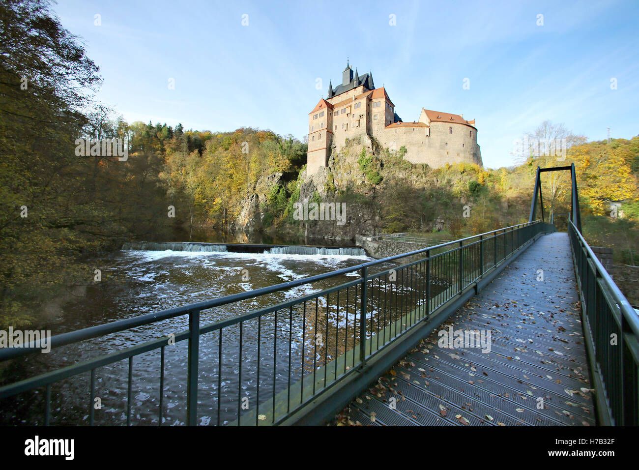 Kriebstein, Germany. 03rd Nov, 2016. Kriebstein Castle rises ...