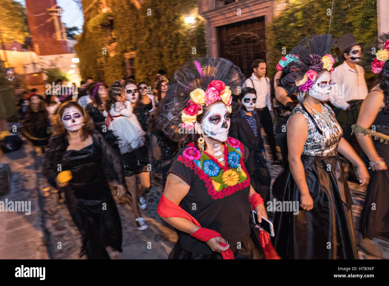 Hundreds of people dressed as the skeleton bride La Calavera Catrina ...