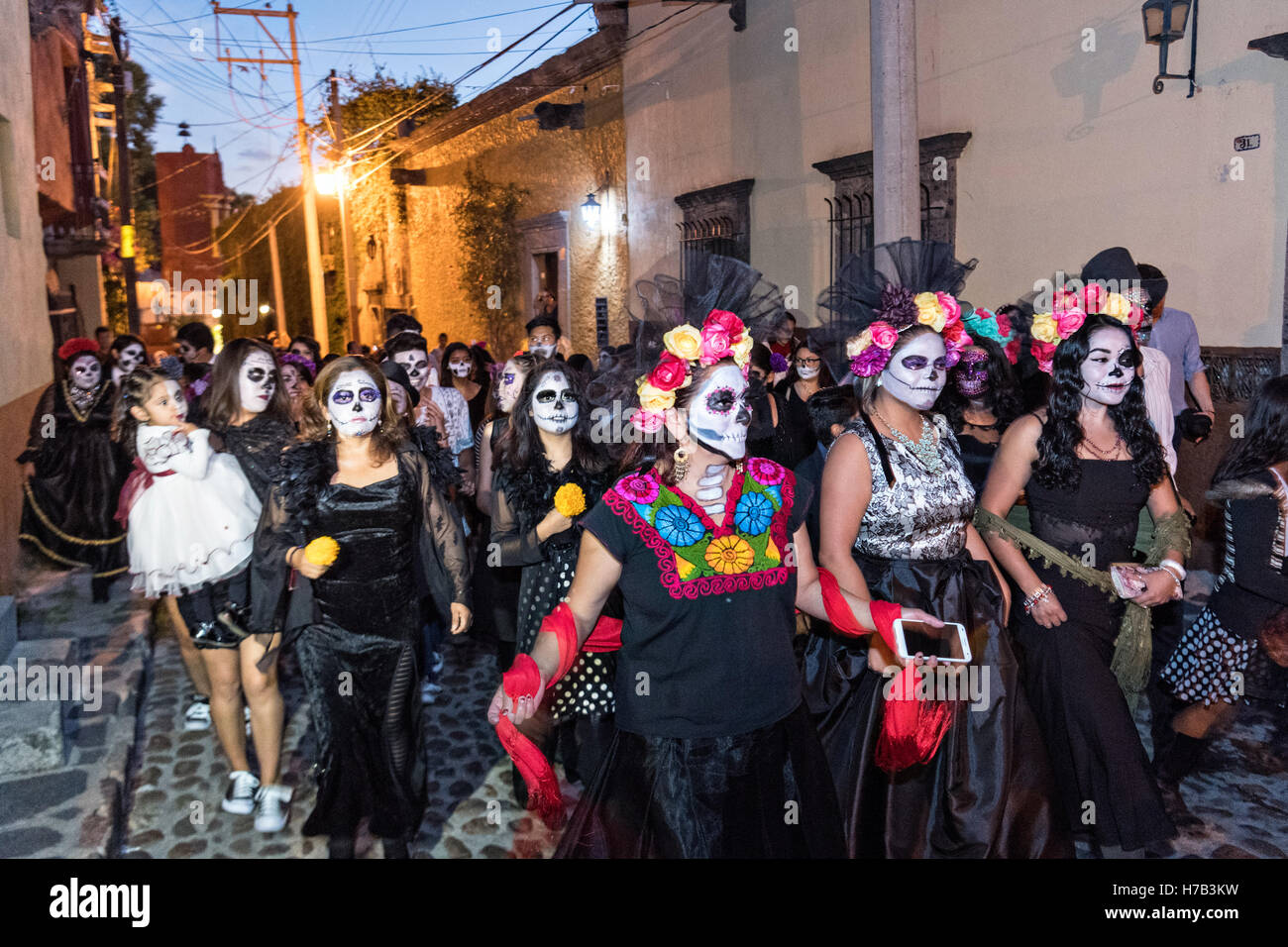 Hundreds of people dressed as the skeleton bride La Calavera Catrina ...
