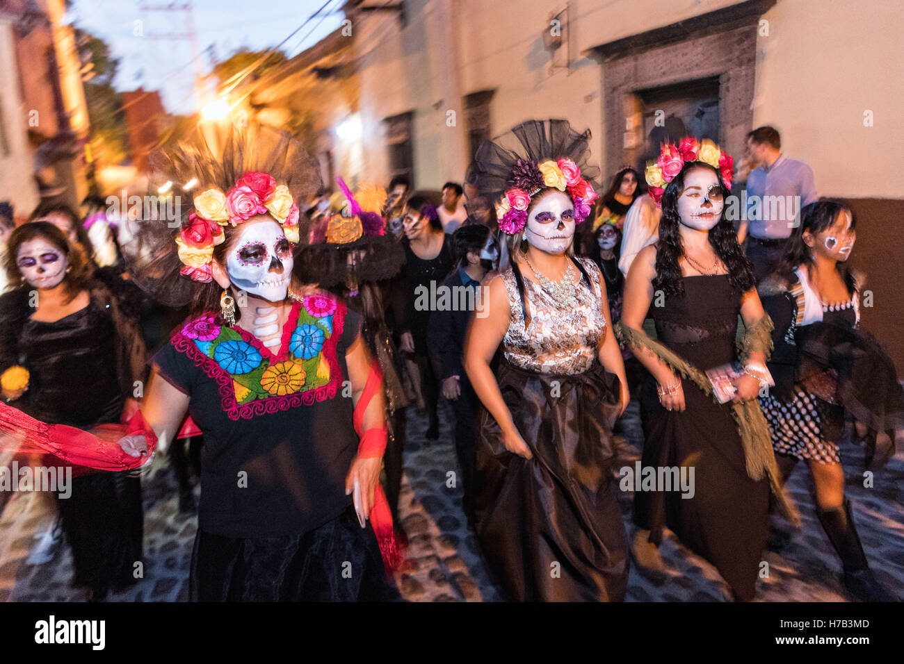 Hundreds of people dressed as the skeleton bride La Calavera Catrina ...