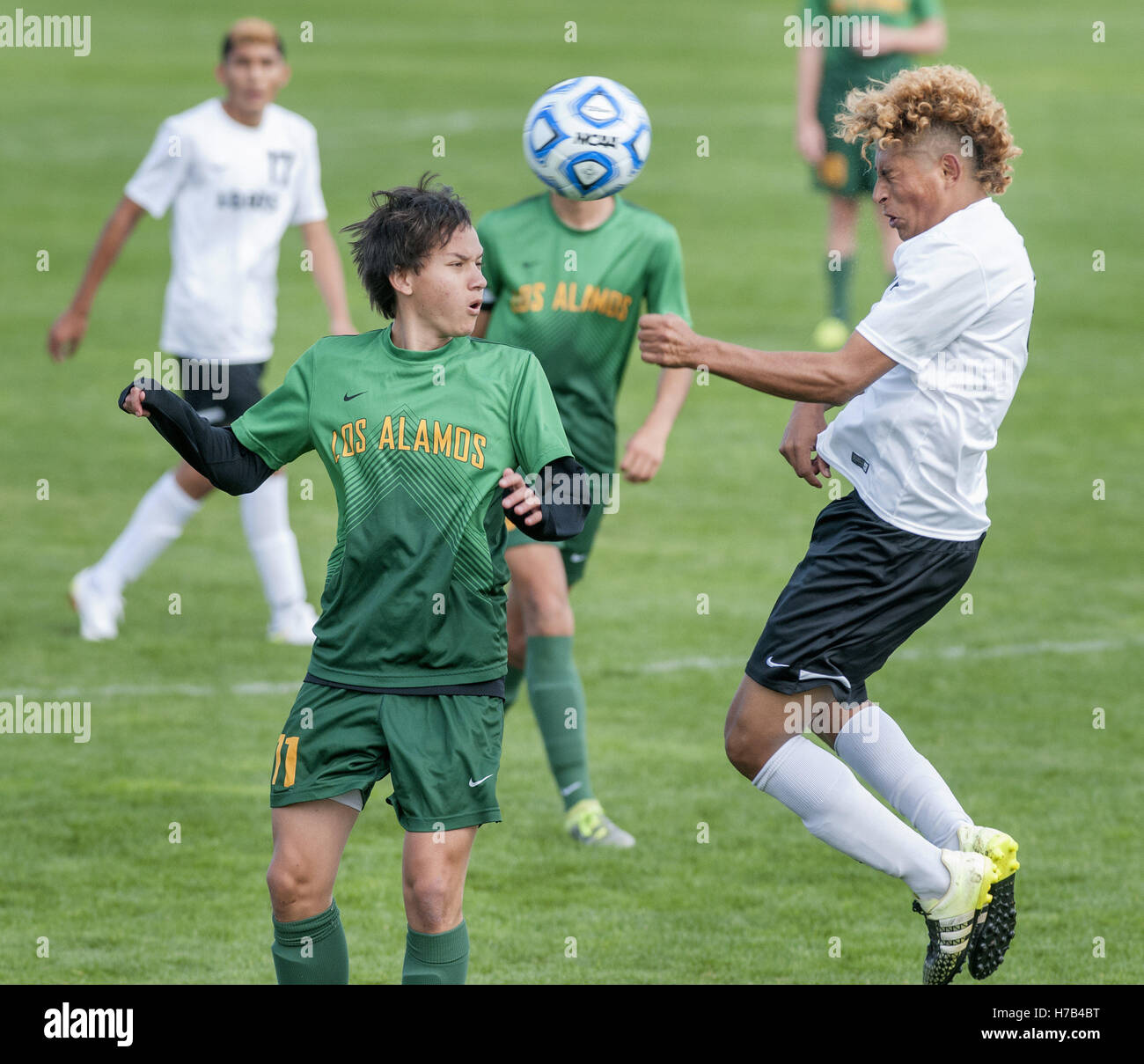 Usa. 3rd Nov, 2016. Los Alamos' Levon Wiggins, left, and Chaparral's ...