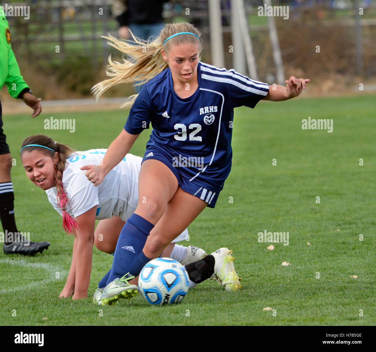 Albuquerque, NM, USA. 3rd Nov, 2016. Rio Rancho's #32 Emma Juarez makes ...