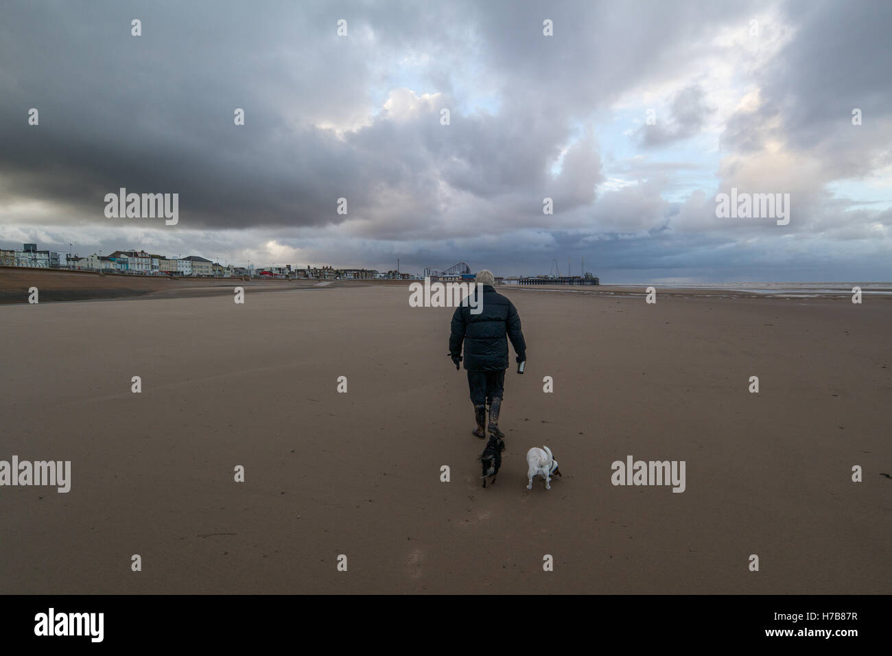 Blackpool,UK. 4th November 2016 weather news, A cold wind blows in some ...