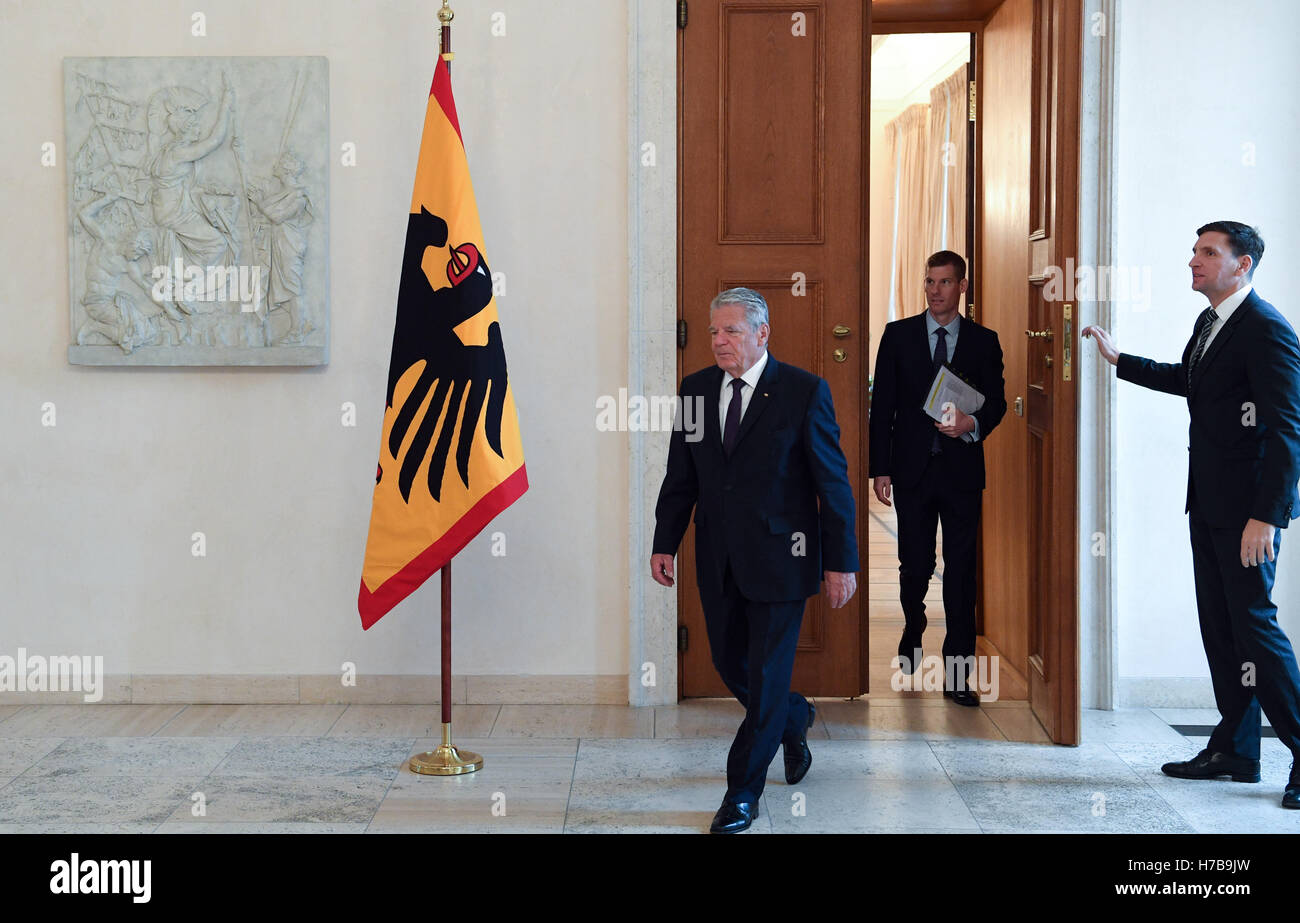 German President Joachim Gauck (l) arrives for a meeting with members ...