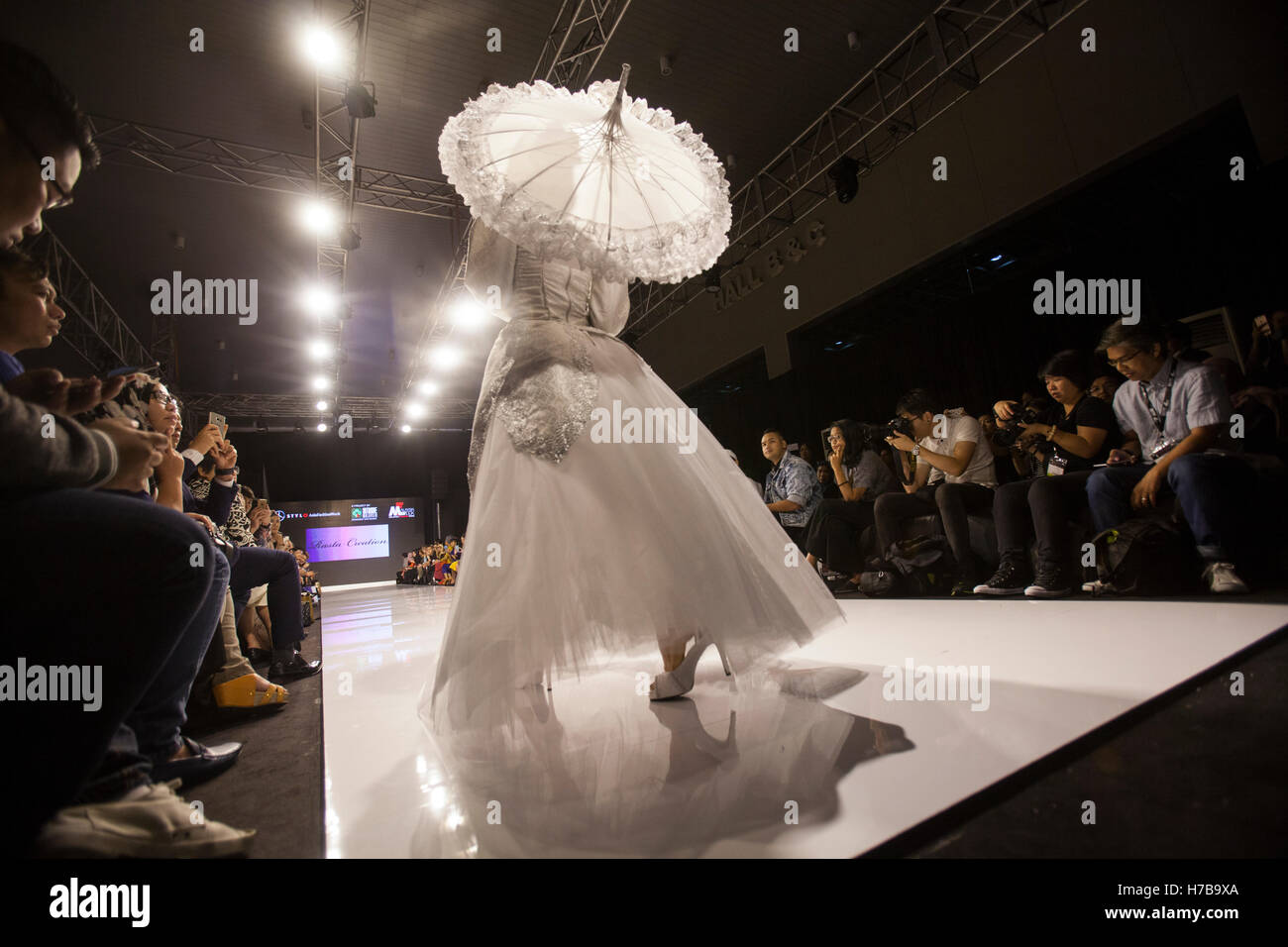 Kuala Lumpur, Malaysia. 3rd November, 2016. A model walks on the runway ...