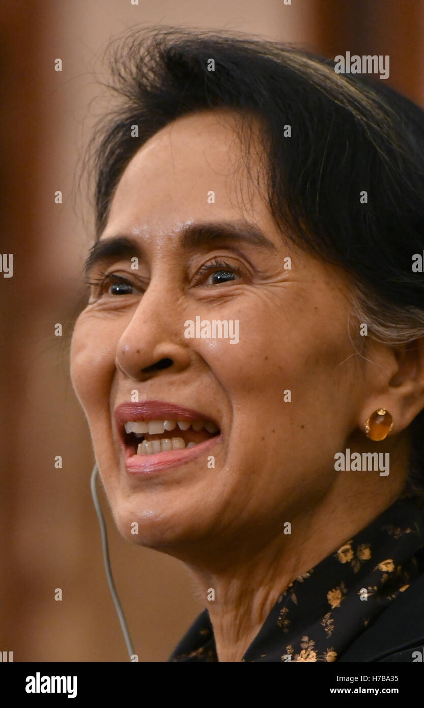 Tokyo, Japan. 4th Nov, 2016. Myanmars de facto leader Aung San Suu Kyi ...