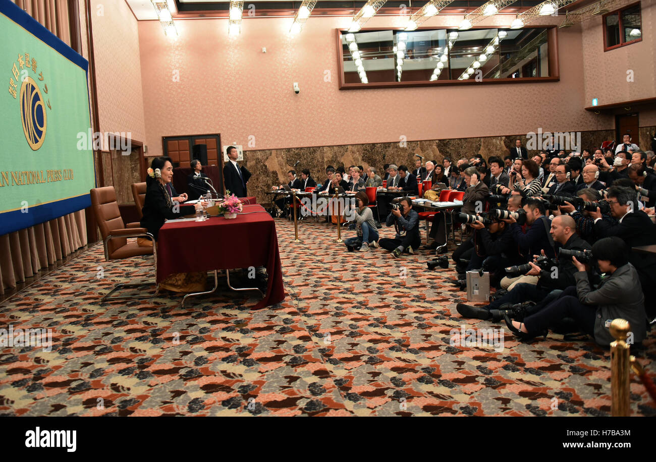Tokyo, Japan. 4th Nov, 2016. Myanmars de facto leader Aung San Suu Kyi ...
