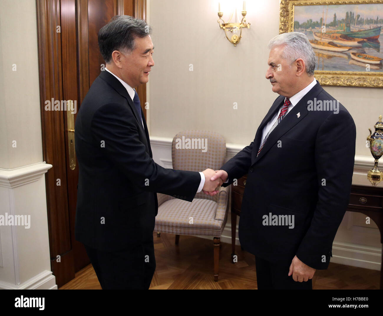 Ankara, Turkey. 3rd Nov, 2016. Chinese Vice Premier Wang Yang (L) meets ...