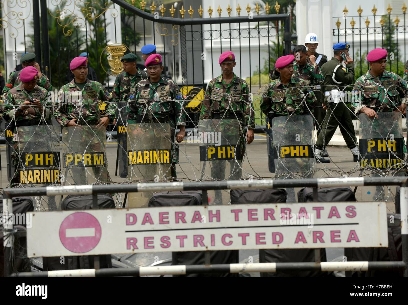 Jakarta, Indonesia. 4th Nov, 2016. Indonesian Marine guards stand ...