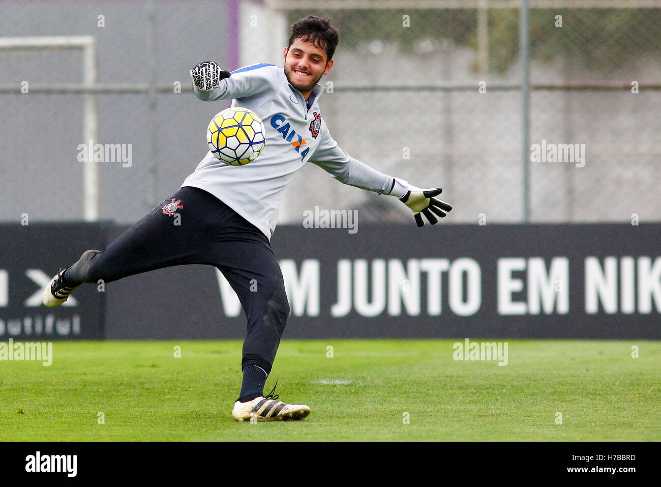 SÃO PAULO, SP - 04.11.2016: TREINO DO CORINTHIANS - Matheus Vidotto ...