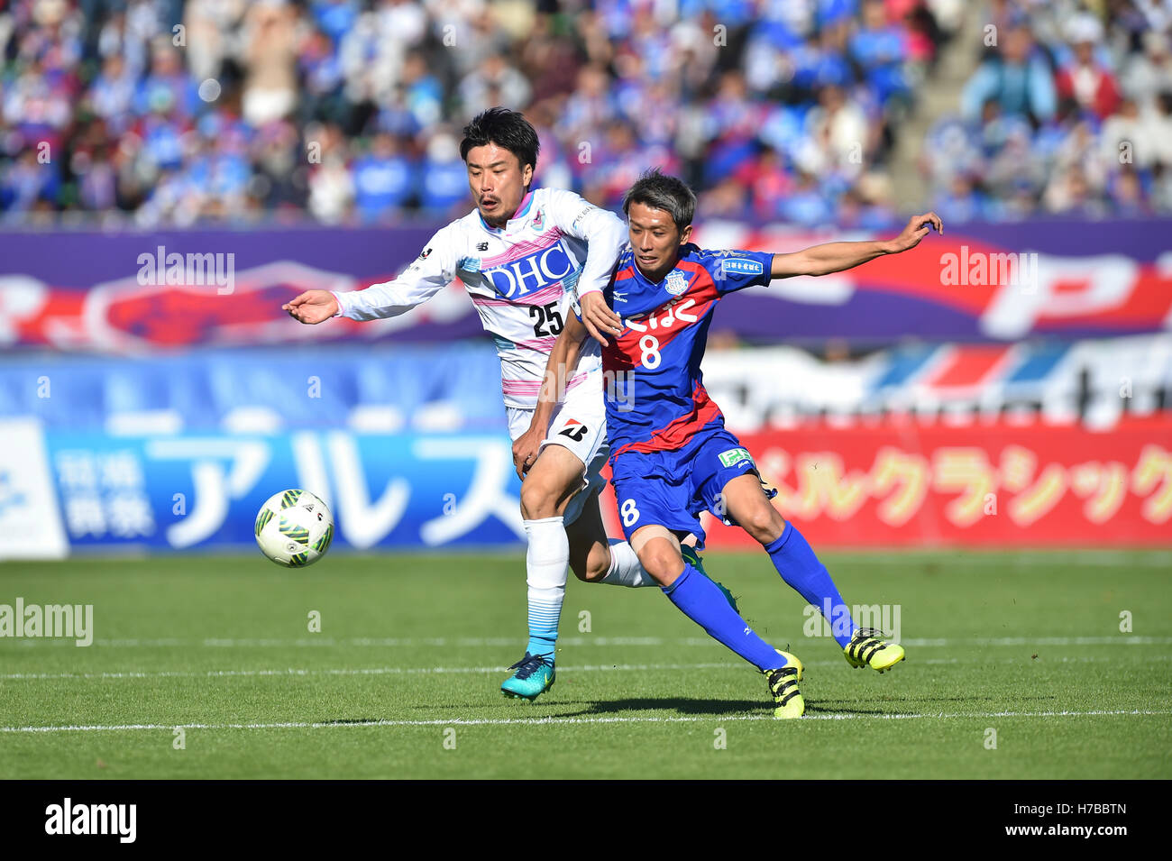Yamanashi, Japan. 3rd Nov, 2016. Ryota Hayasaka (Sagan), Ryohei Arai (Ventforet) Football/Soccer ...