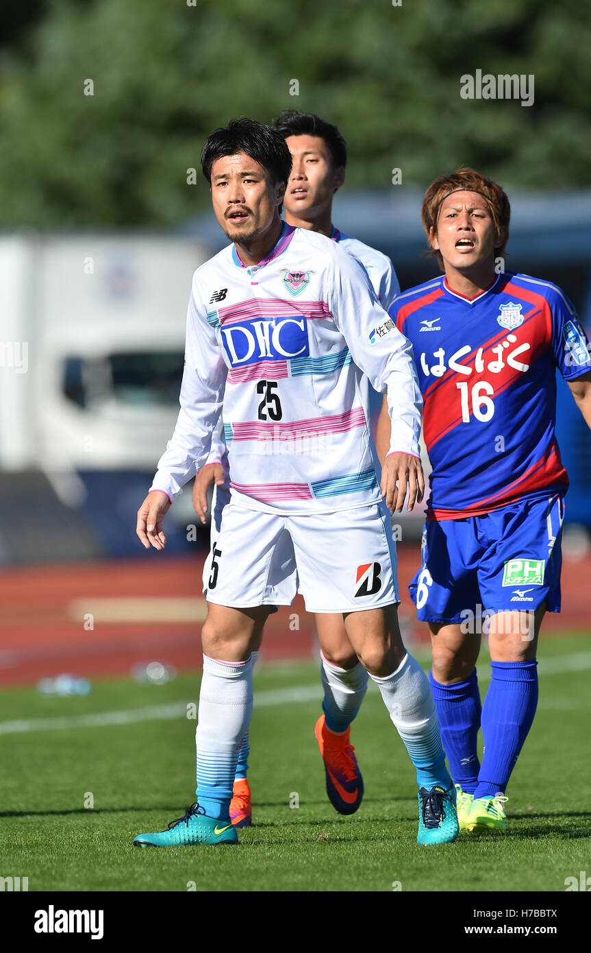 Yamanashi, Japan. 3rd Nov, 2016. Ryota Hayasaka (Sagan), Masaru Matsuhashi (Ventforet) Football ...
