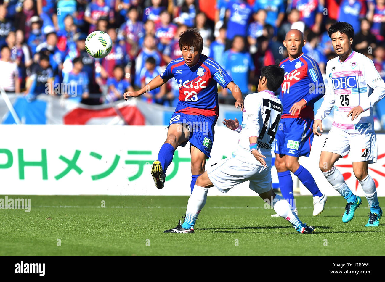 Yamanashi, Japan. 3rd Nov, 2016. (L-R) Sho Inagaki (Ventforet), Yoshiki Takahashi (Sagan), Yukio ...