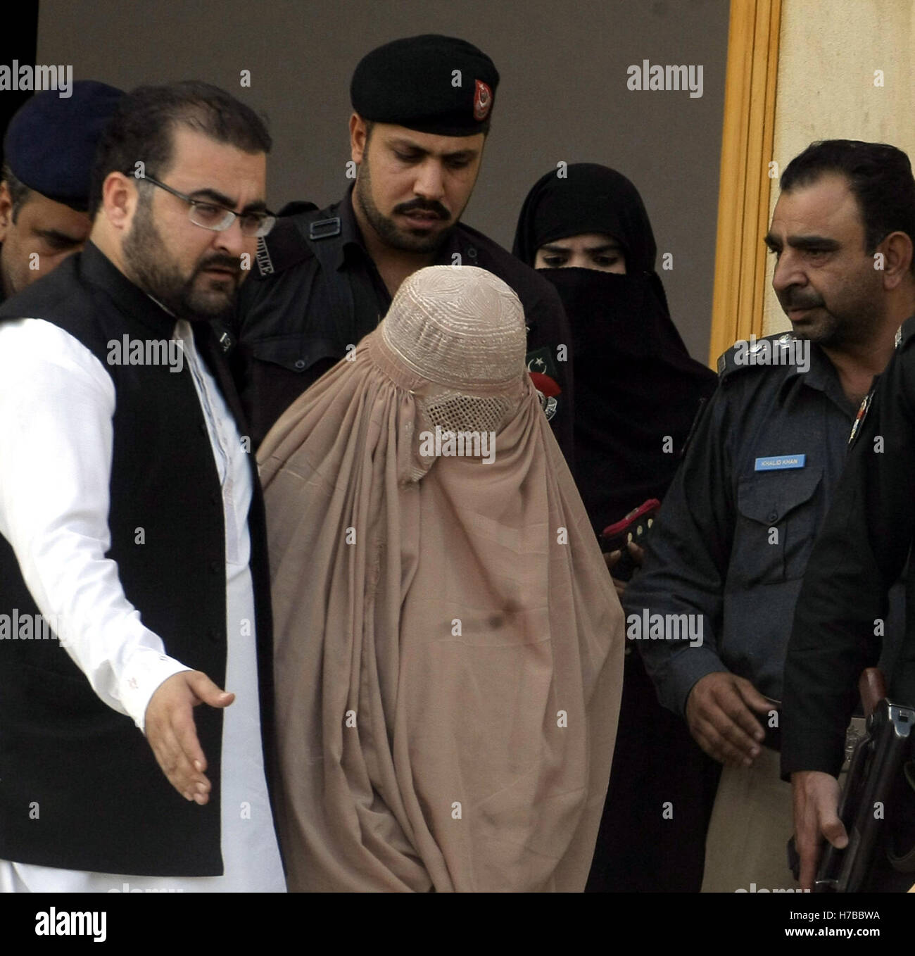 Peshawar, Pakistan's Peshawar. 4th Nov, 2016. An Afghan refugee woman, Sharbat Gula (C, in burqa ...