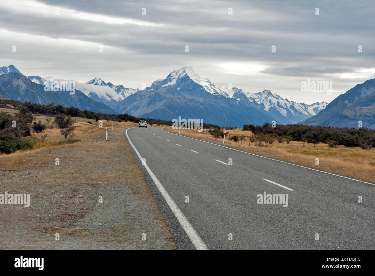 Mount Cook Road (State Highway 80) along the Tasman River leading to ...