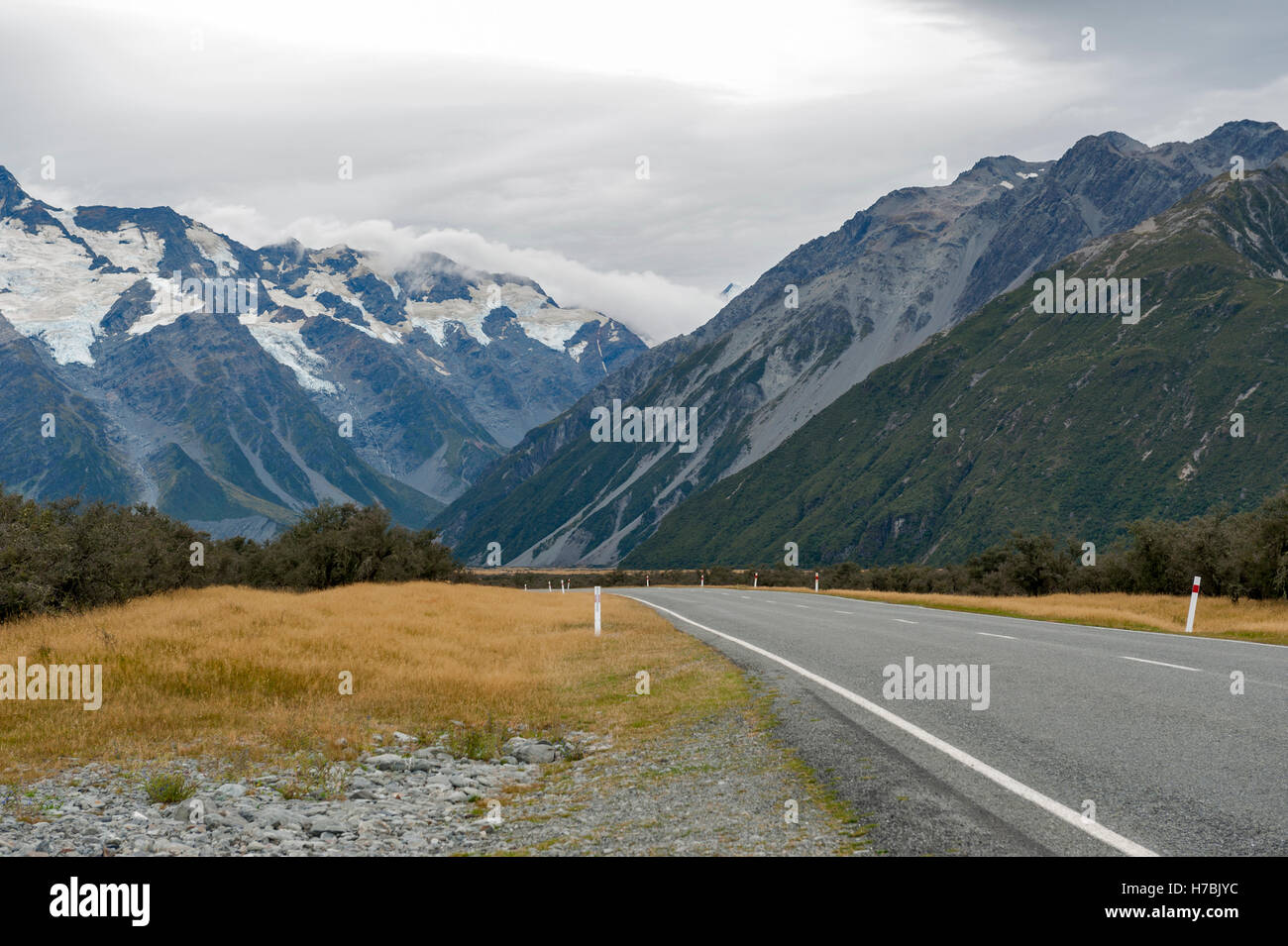 Mount Cook Road (State Highway 80) along the Tasman River leading to ...