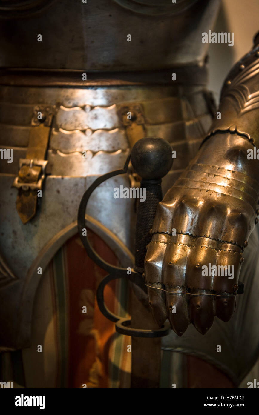 Medieval hand armour hi-res stock photography and images - Alamy