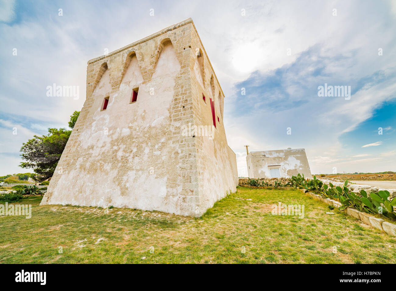 ancient tower in the Apulian countryside Stock Photo - Alamy