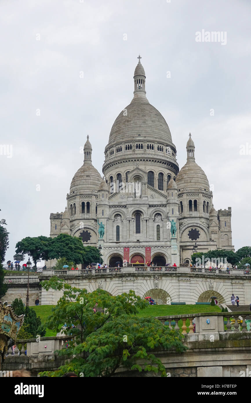 Famous Sacre Coeur church in Paris on Montmartre hill Stock Photo - Alamy