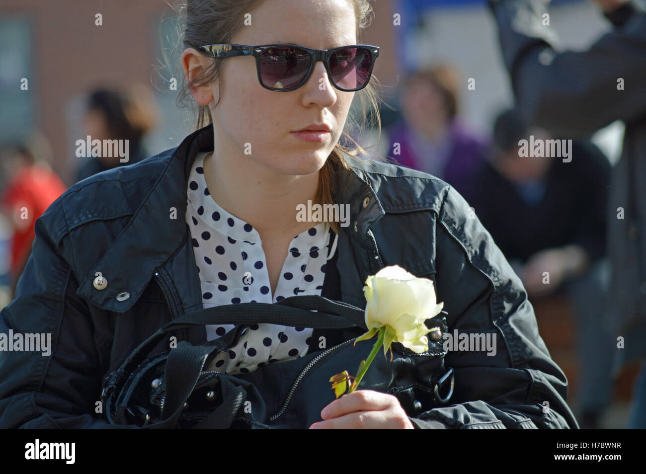 Girl at funeral procession for Richard III, Leicester Stock Photo - Alamy