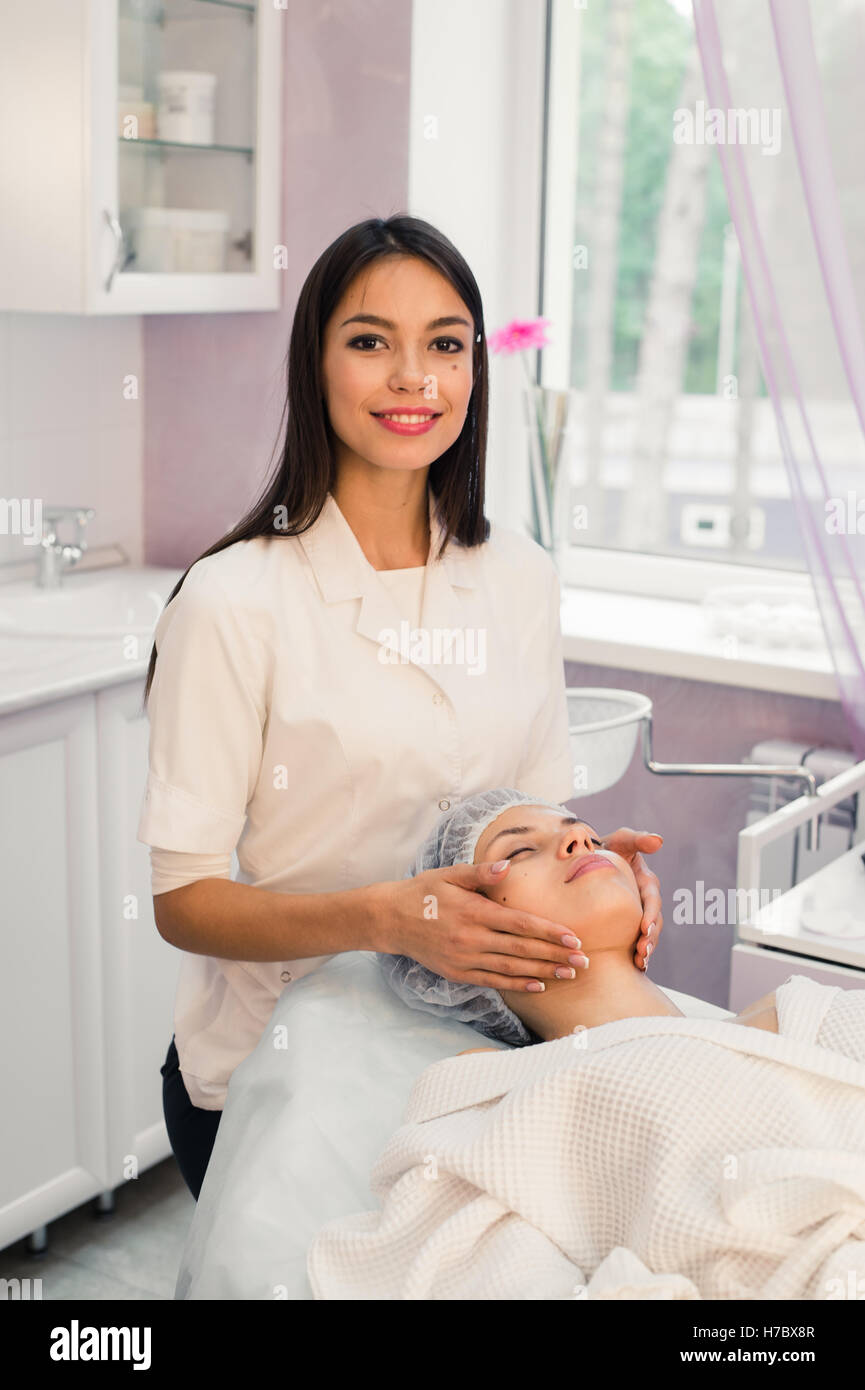 Woman cosmetologist to work in beauty salon Stock Photo - Alamy