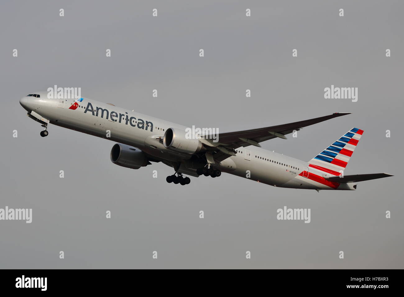 American Airlines Boeing 777-300ER N725AN departing from London ...