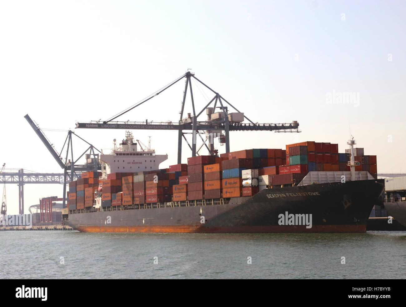 Container ship at docks hi-res stock photography and images - Alamy