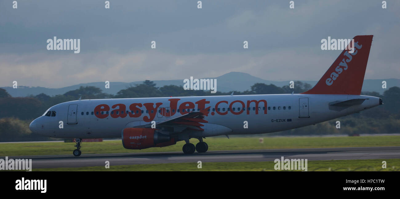 Easyjet a320 hi-res stock photography and images - Alamy