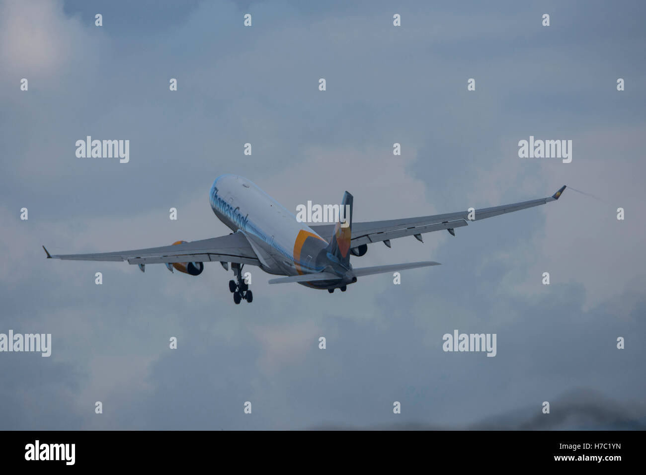 Aircraft carrier take off hi-res stock photography and images - Alamy