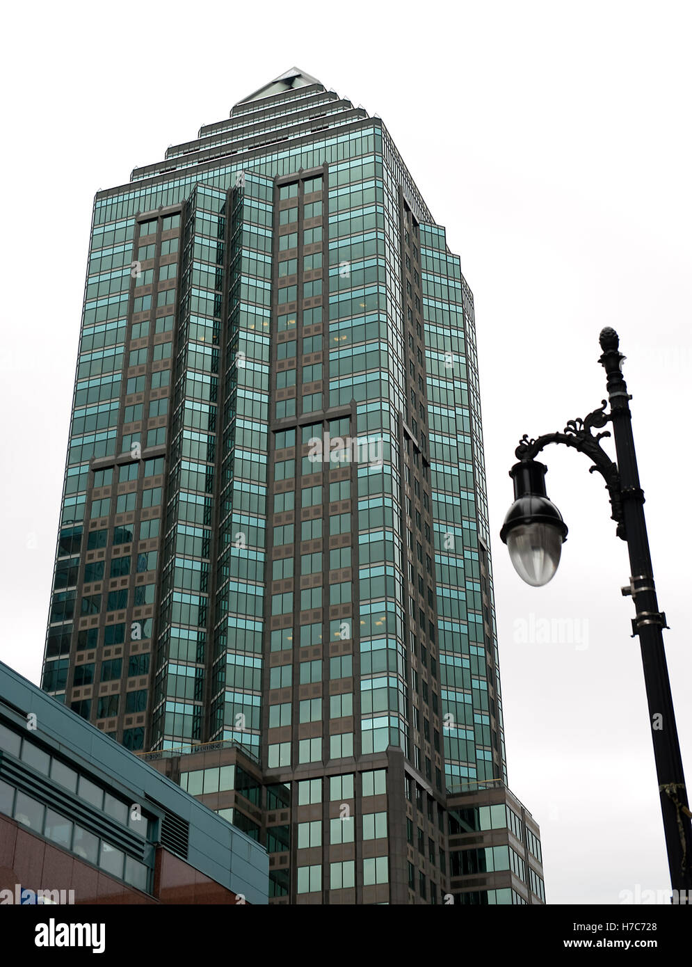 Highrise skyscraper building glass hi-res stock photography and images ...