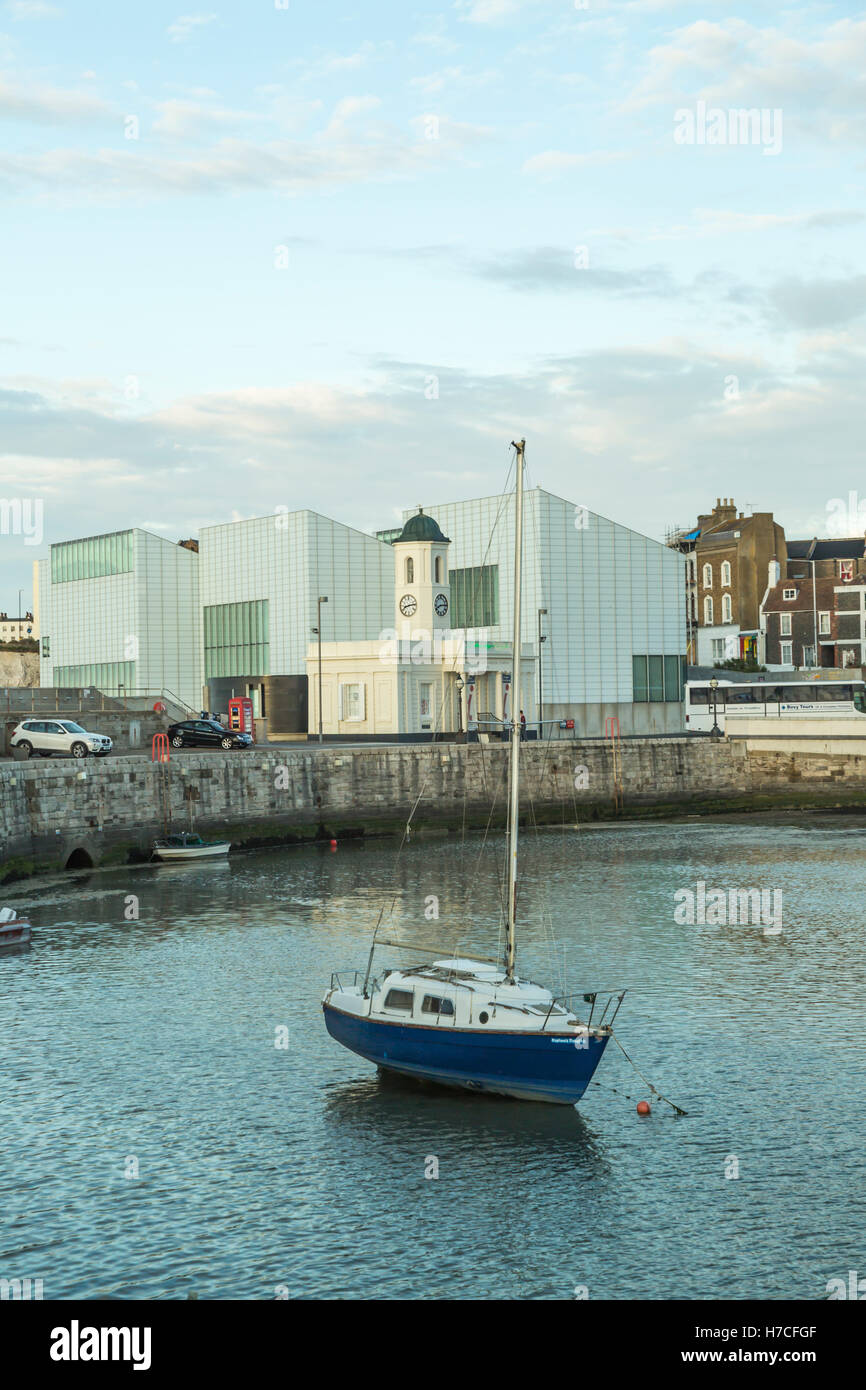 Droit house margate pier harbour hi-res stock photography and images ...