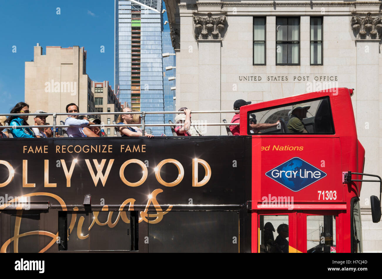 Tourists on the top open deck of a New York Gray Line sightseeing tour ...