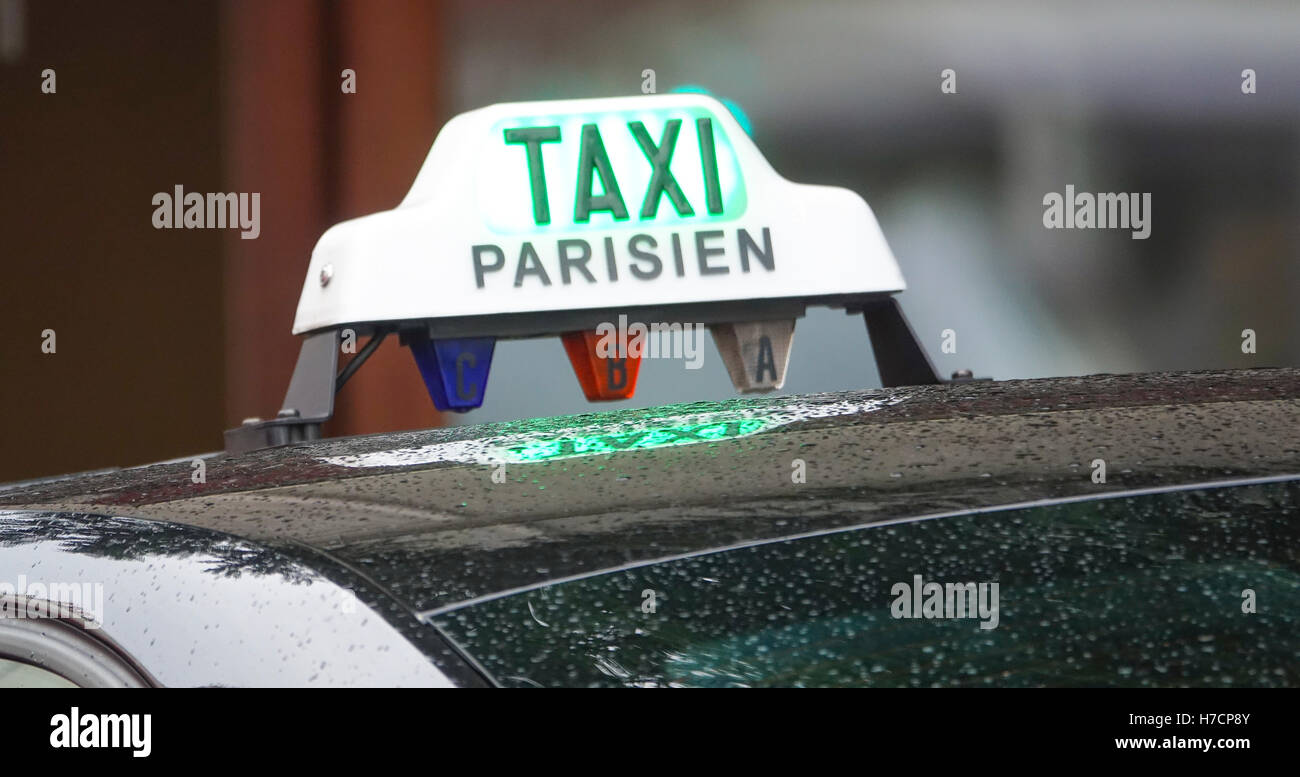 Paris taxi cab in the city Stock Photo - Alamy