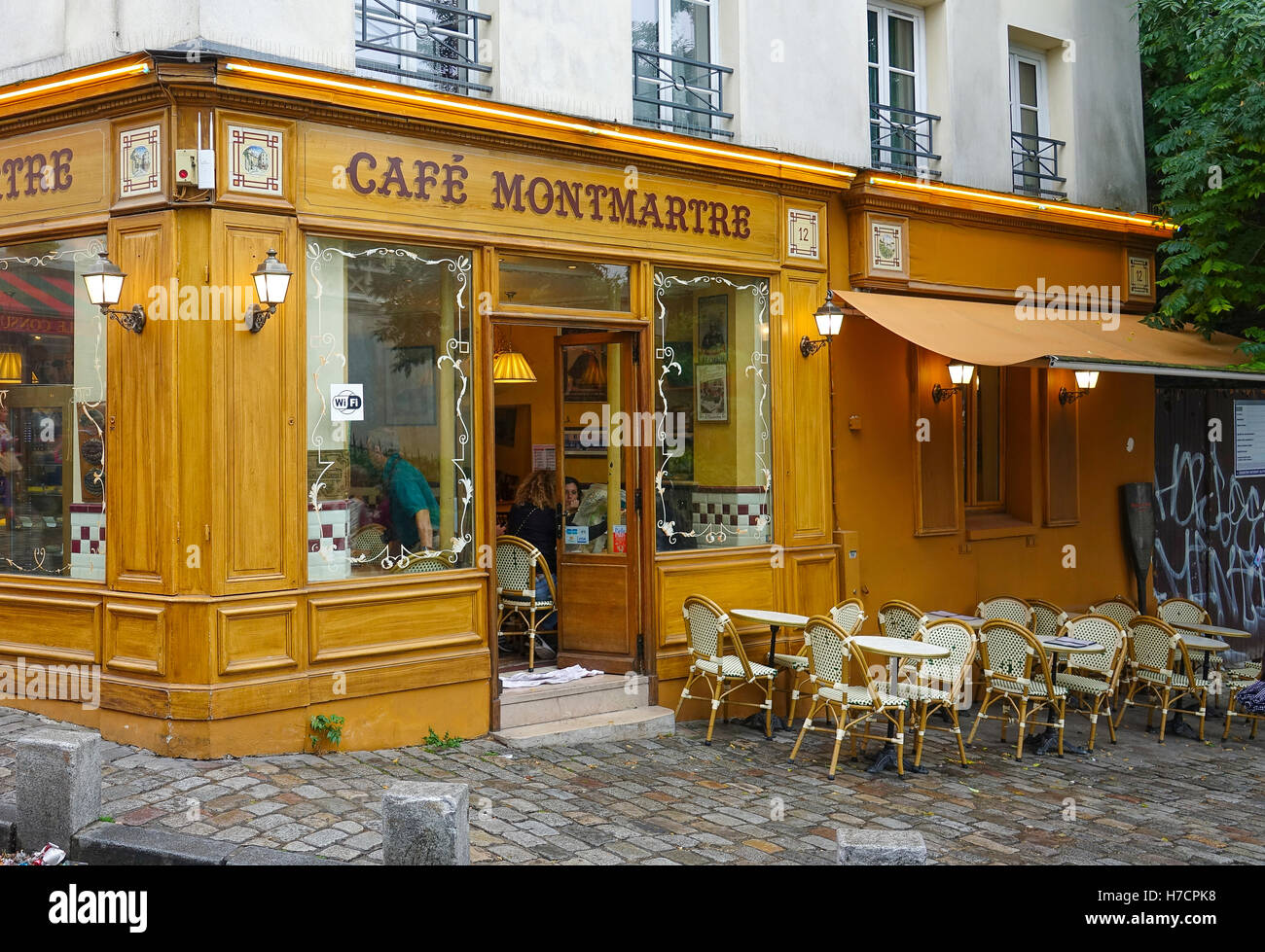 Typical Paris style street cafe - Cafe Montmartre Stock Photo - Alamy