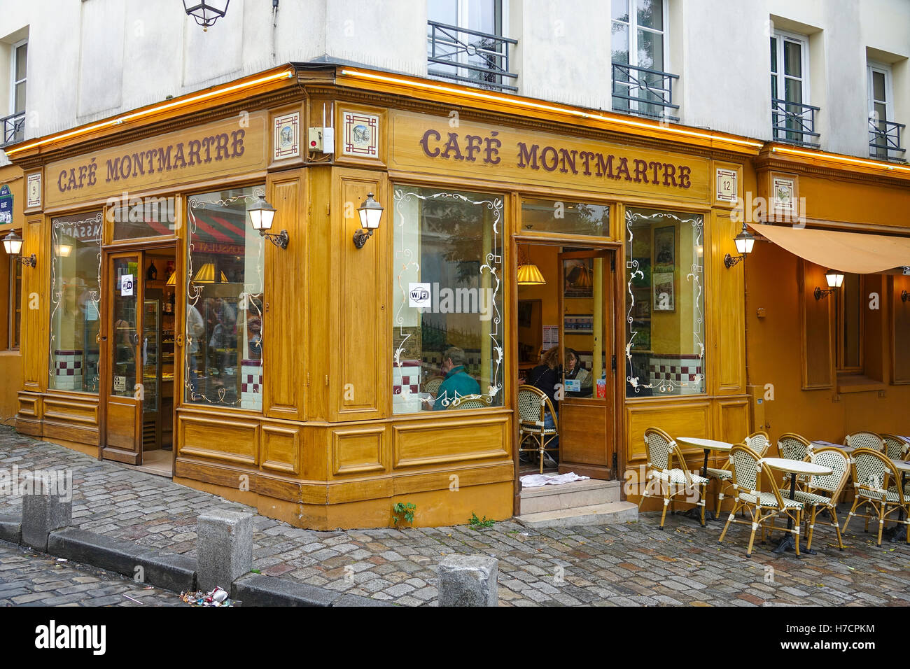 Typical Paris style street cafe - Cafe Montmartre Stock Photo - Alamy