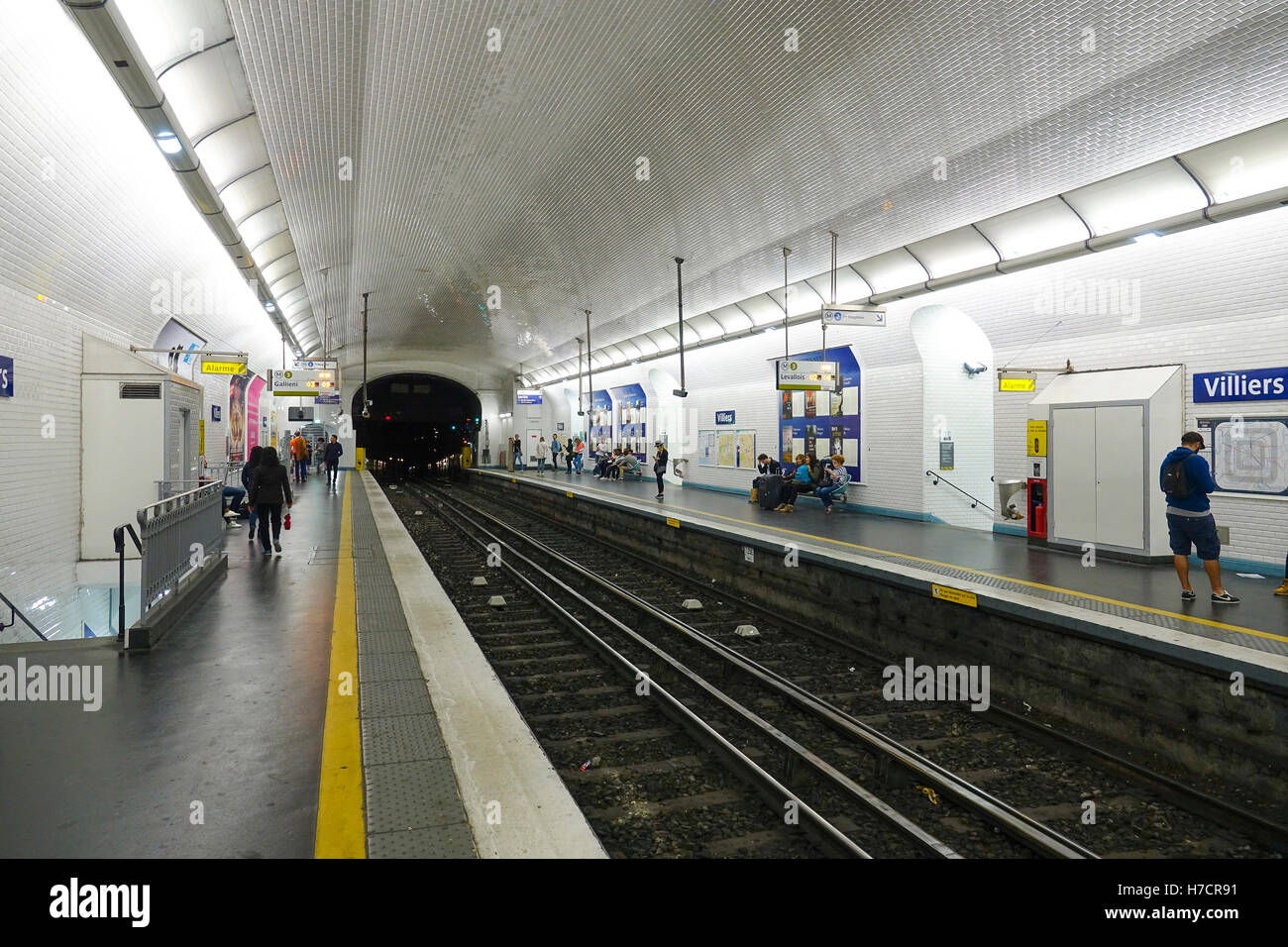 Paris Metro - platform at subway station Stock Photo - Alamy
