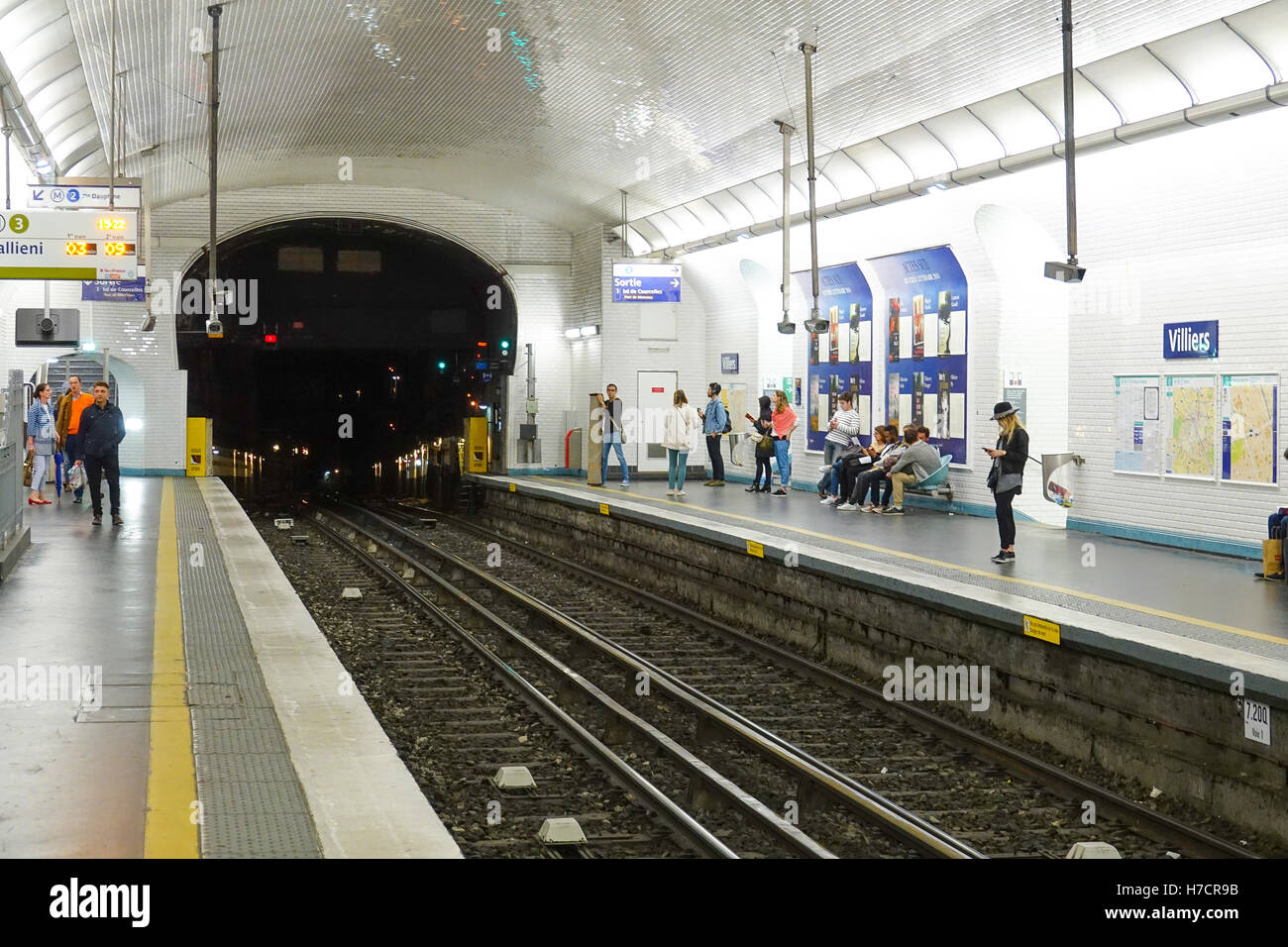 Paris Metro - platform at subway station Stock Photo - Alamy