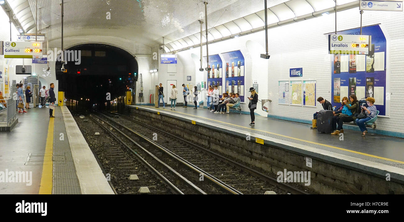 Paris Metro - platform at subway station Stock Photo - Alamy