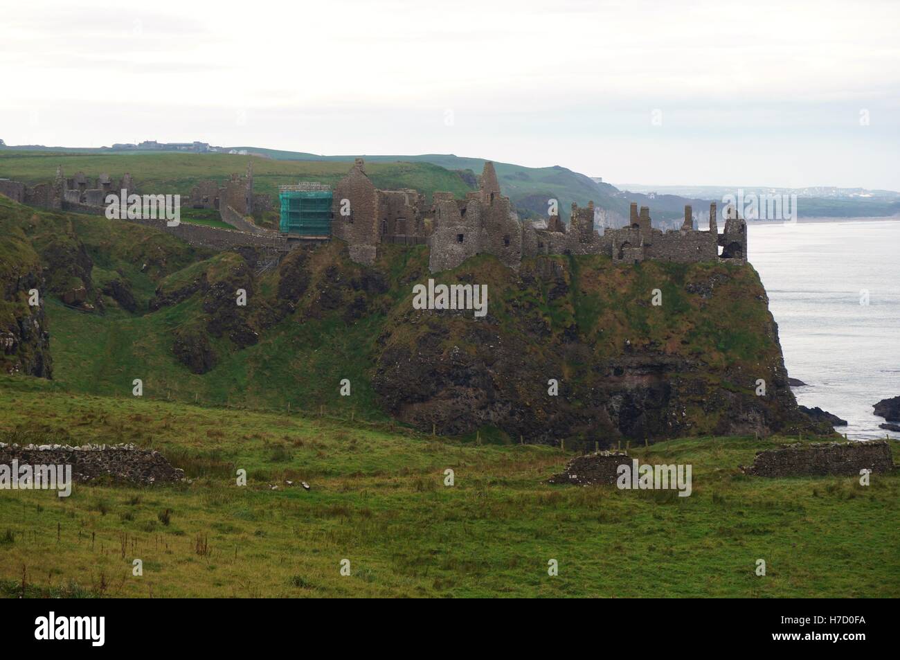 Castle on a cliff hi-res stock photography and images - Alamy