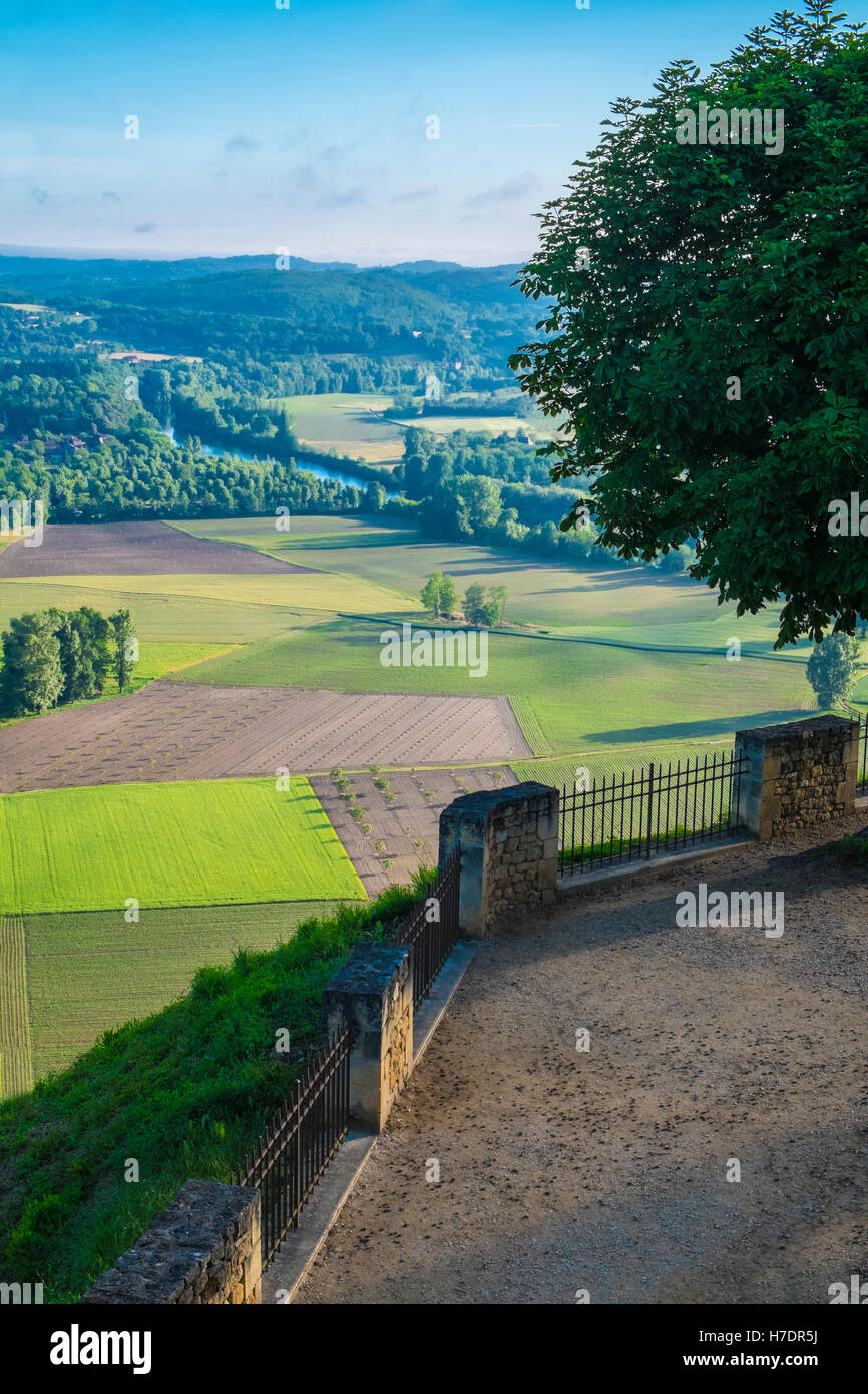 Lit pathway hi-res stock photography and images - Alamy