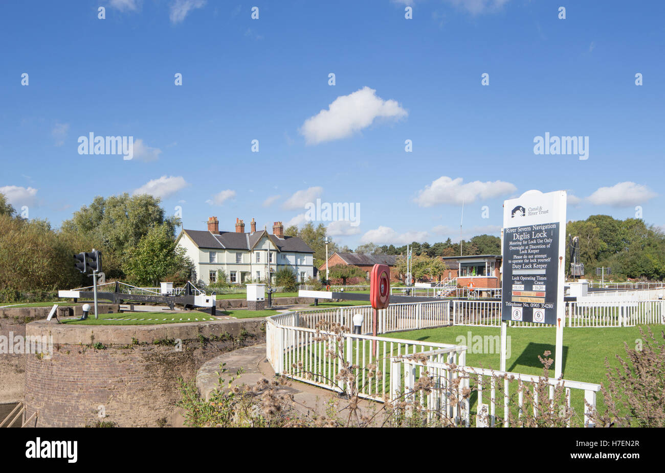 Diglis river lock, River Severn, Worcester, Worcestershire, England, UK ...