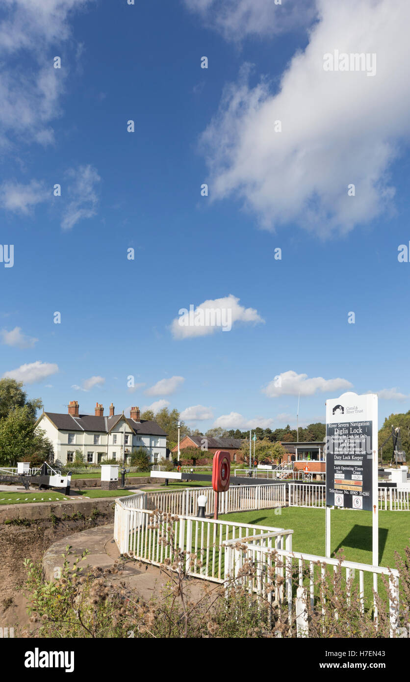 Diglis river lock, River Severn, Worcester, Worcestershire, England, UK ...